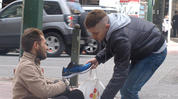 Photographer Captures A Stranger Buying Shoes For A Homeless Man In The ...