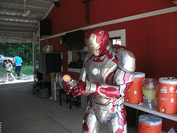This Guy Dressed As Iron Man Attends A Charity For Kids With ...
