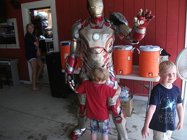This Guy Dressed As Iron Man Attends A Charity For Kids With ...
