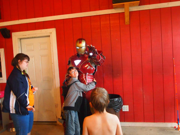 This Guy Dressed As Iron Man Attends A Charity For Kids With ...