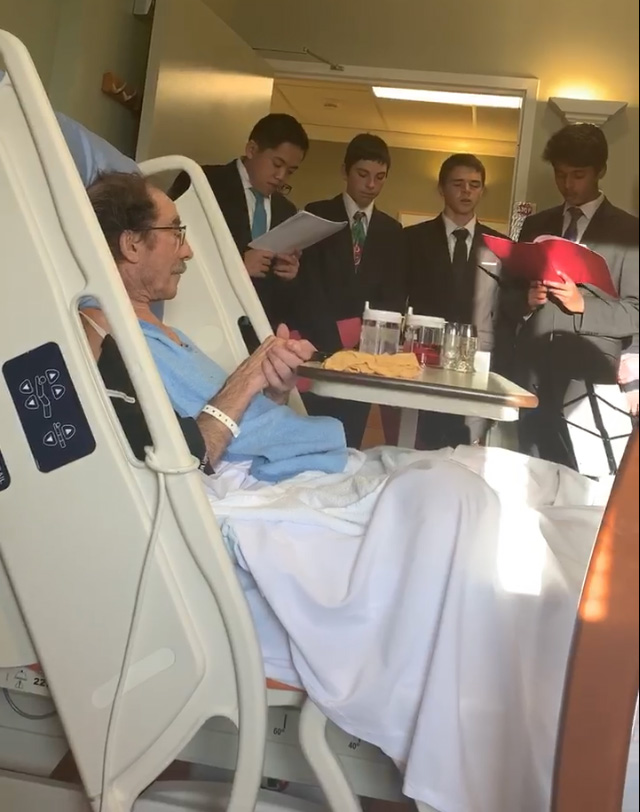 Choir sings to man in palliative care